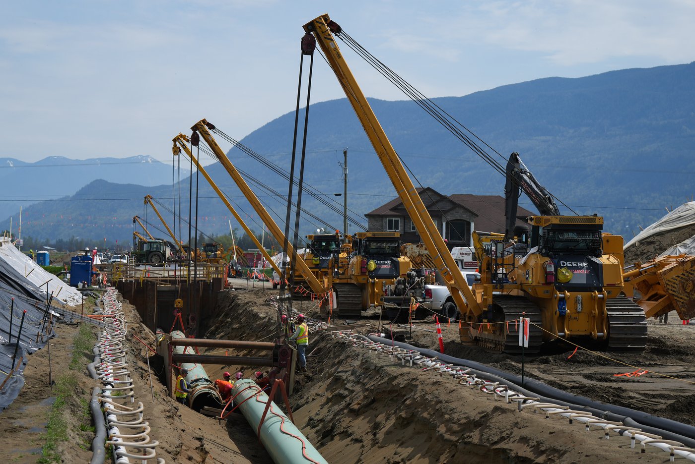 Oil begins moving on $34 billion Trans Mountain pipeline expansion ...